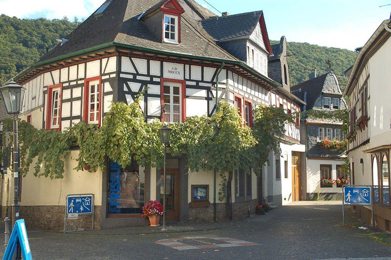 :Führungen durch Winningen: › VINOTHEK IM WINNINGER SPITAL ‹ Pia und ...